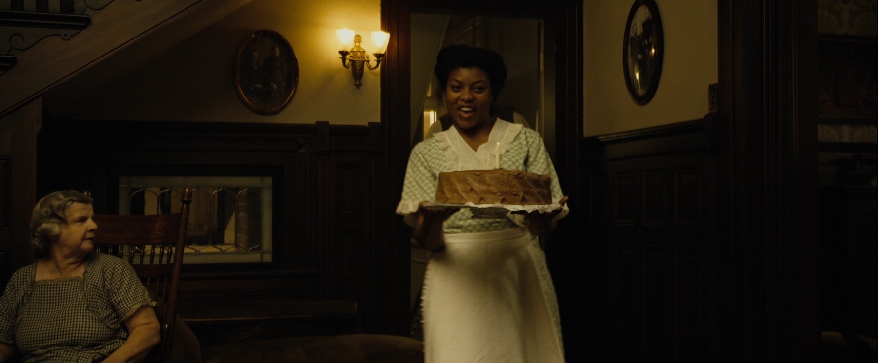 THE CURIOUS CASE OF BENJAMIN BUTTON (2008) - Queenie (Taraji Henson ...