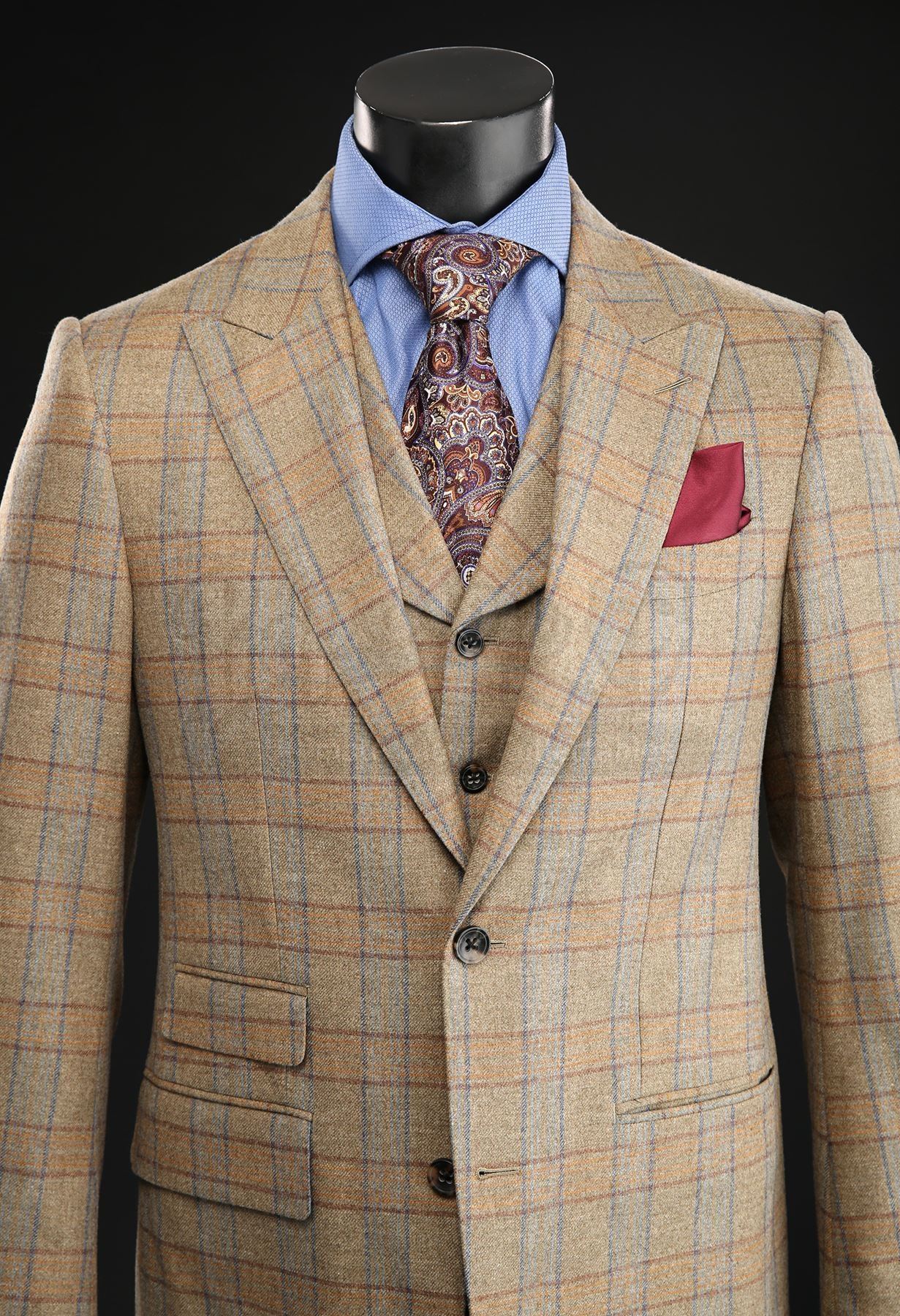 Hannibal Lecter’s (Mads Mikkelsen) beige three-piece suit from episode ...