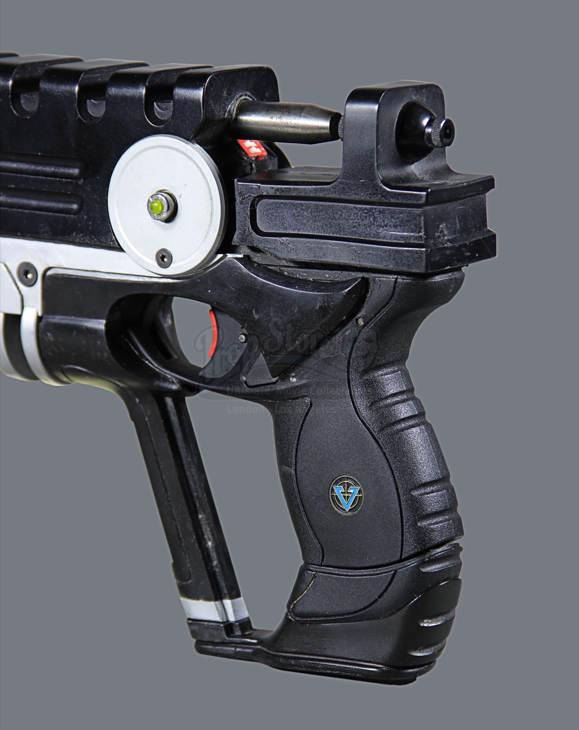 Korben Dallas’ (Bruce Willis) hero pistol from Luc Besson’s The Fifth ...