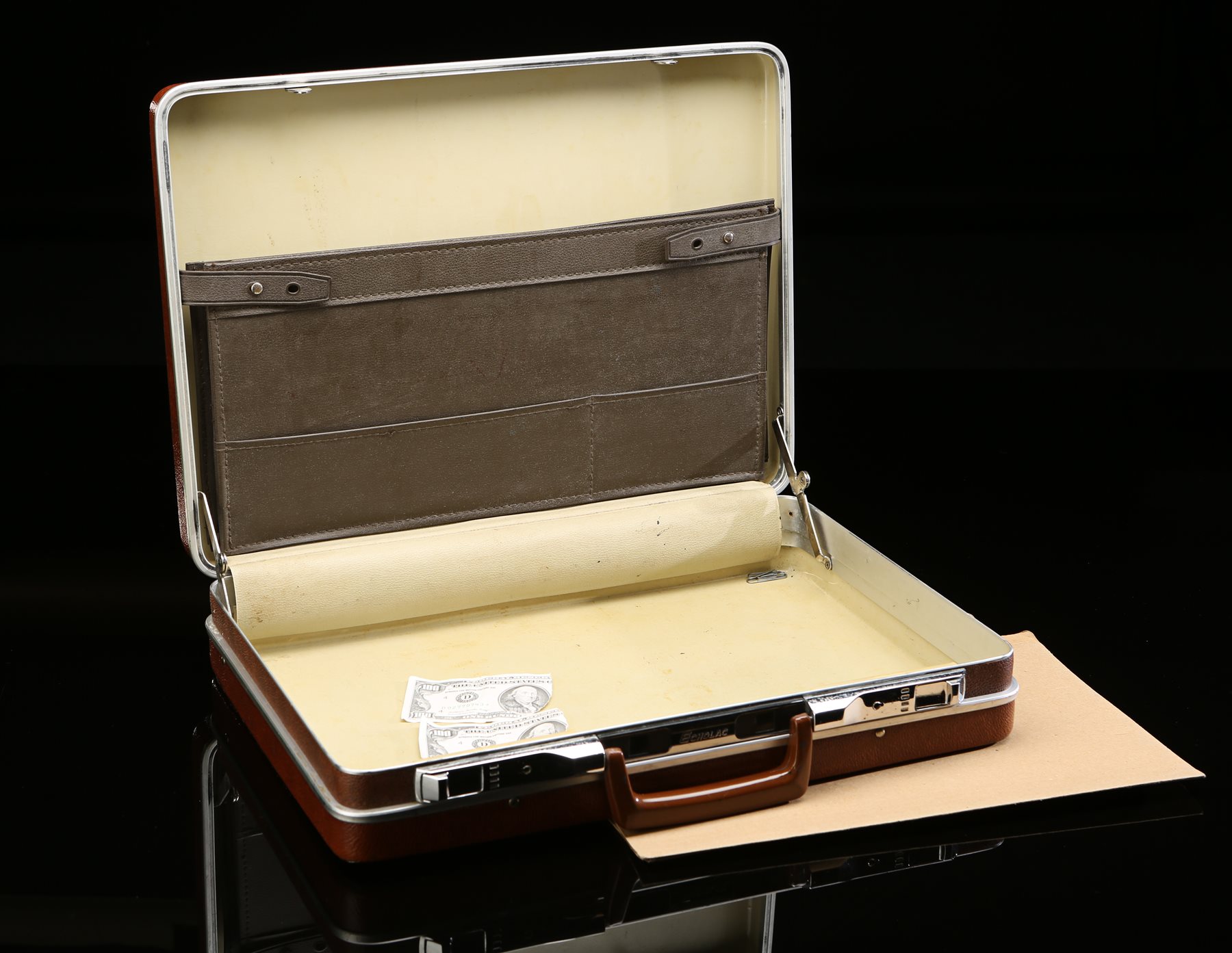 Season 1 - Episode 4: THE PALACE IN FLAMESJavier Peña’s (Pedro Pascal ...