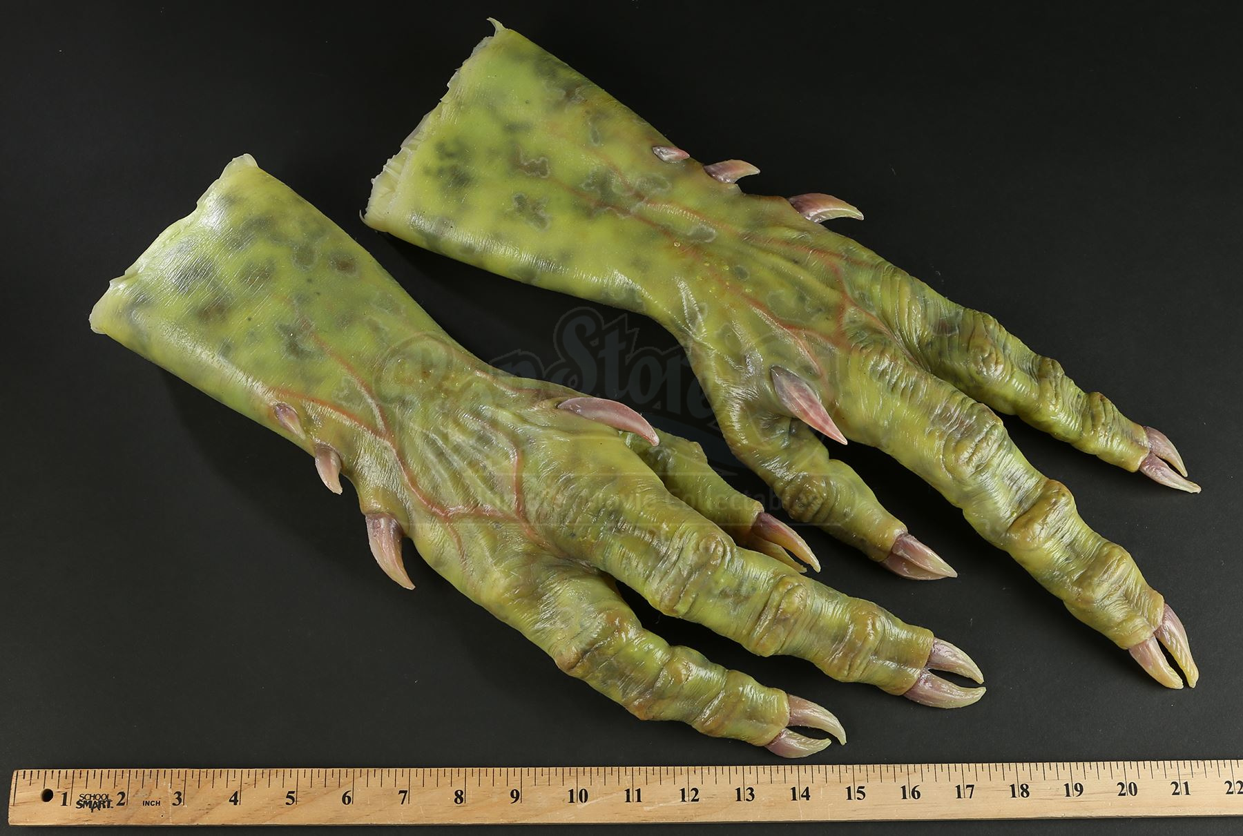 MEN IN BLACK 3 (2012) - Green Alien Arms