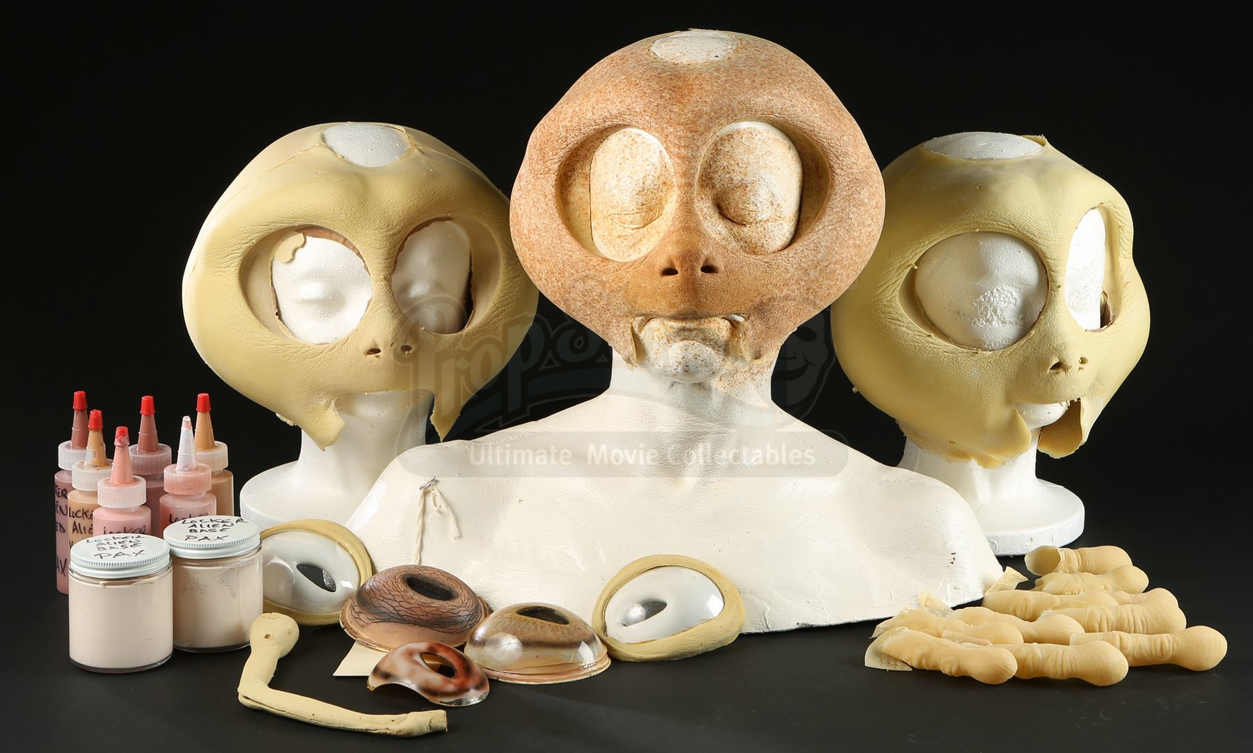 MEN IN BLACK II (2002) - Locker Alien Head Skins and Components