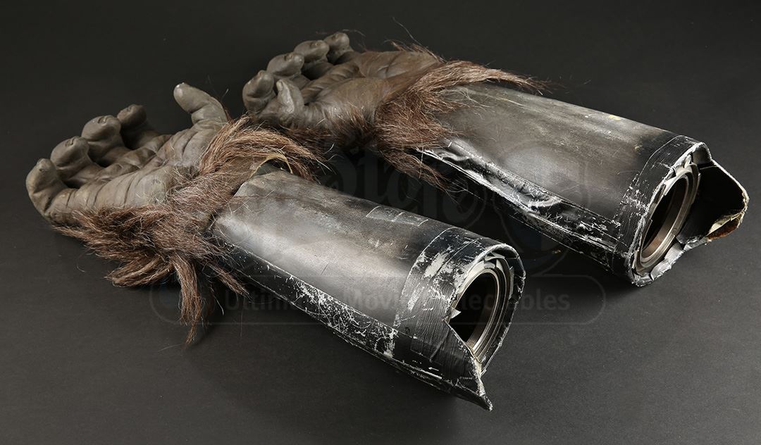 GORILLAS IN THE MIST (1988) - Gorilla 'Knuckle Walker' Forearm Extentions