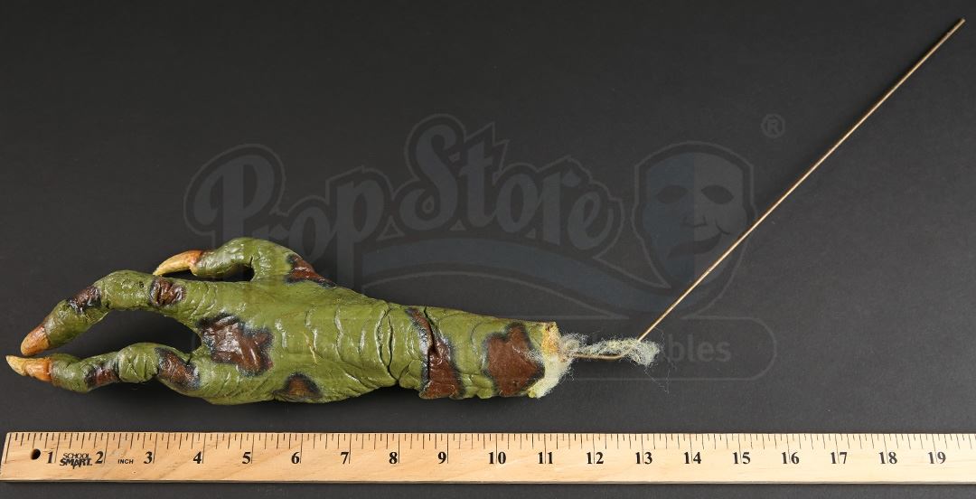 GREMLINS 2: THE NEW BATCH (1990) - Green Gremlin Hand