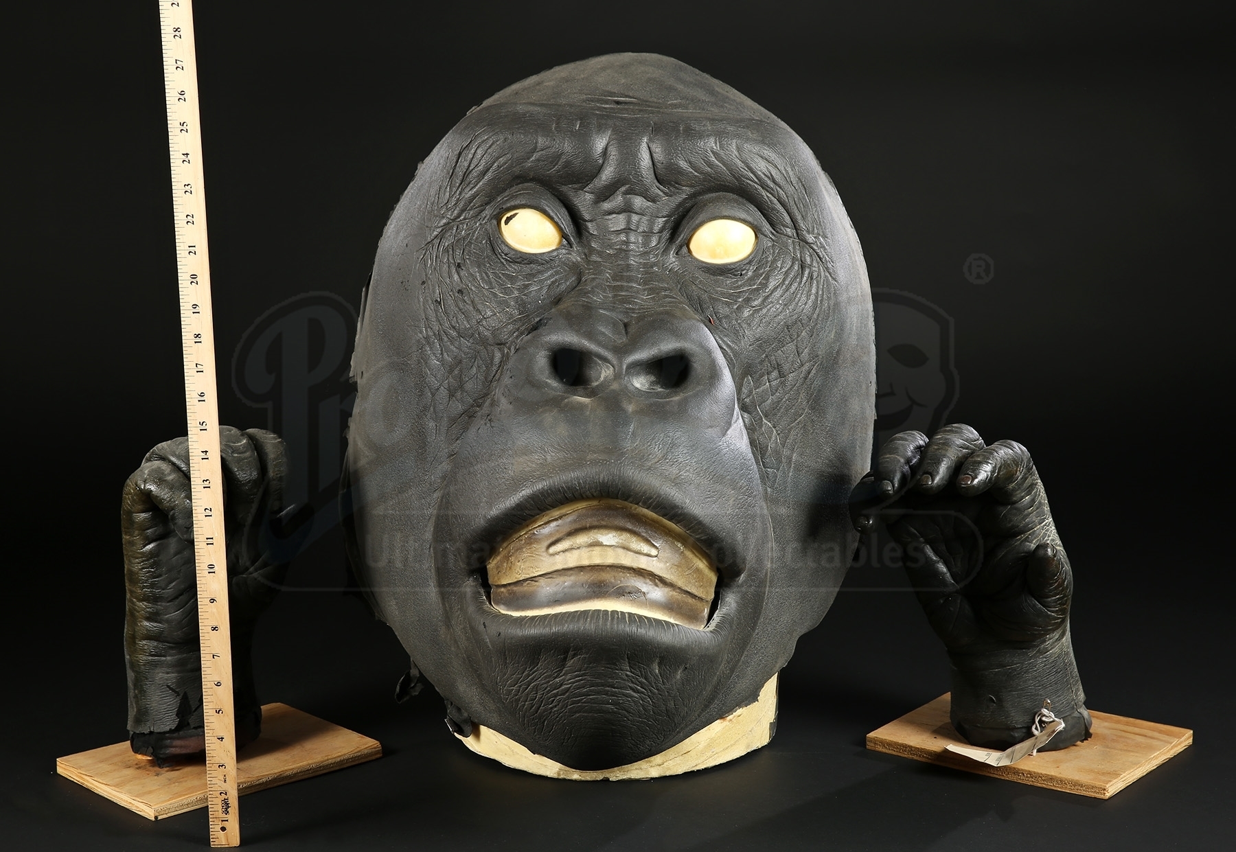 MIGHTY JOE YOUNG (1998) - Over-Sized Joe Face and Pair of Hands