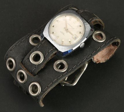 Terminator Genisys: Sarah Connor's (Emilia Clarke) Watch - Current ...