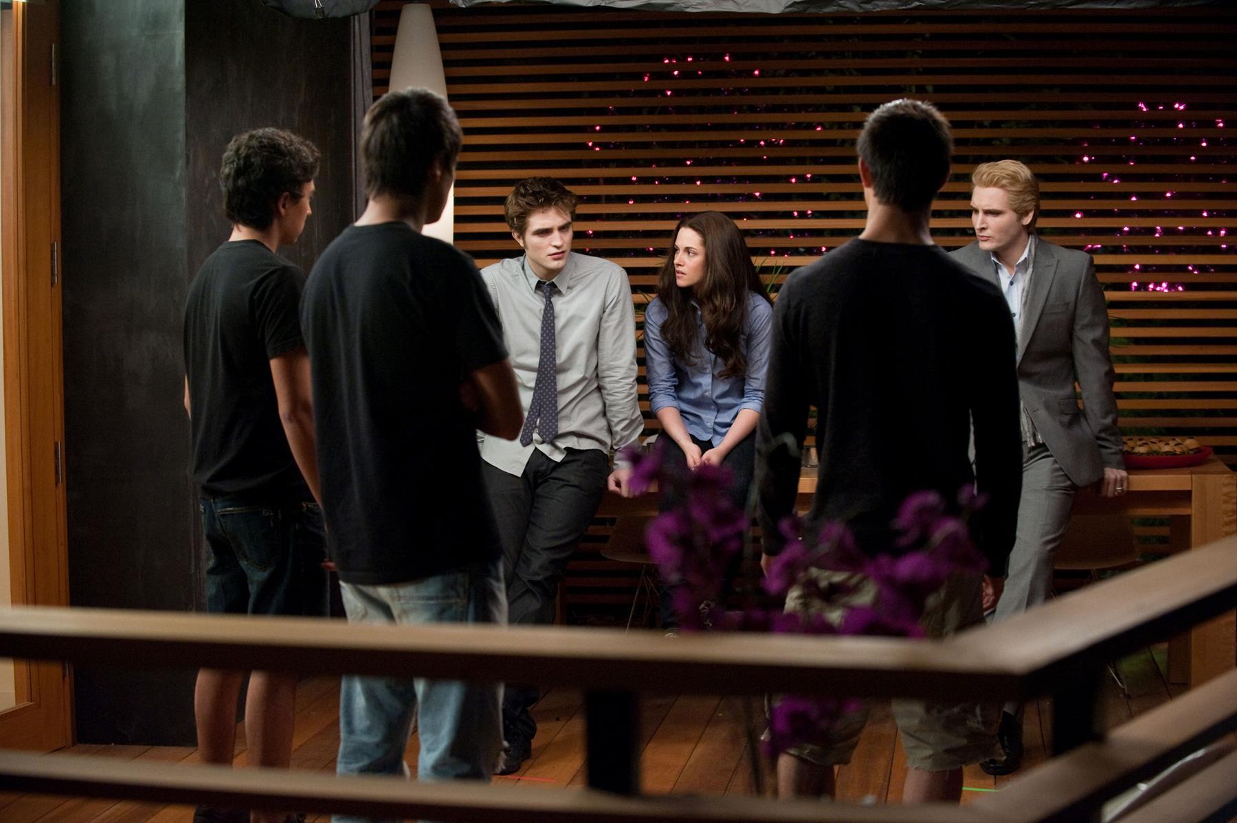 THE TWILIGHT SAGA: ECLIPSE (2010) - Edward Cullen's Graduation Party Attire